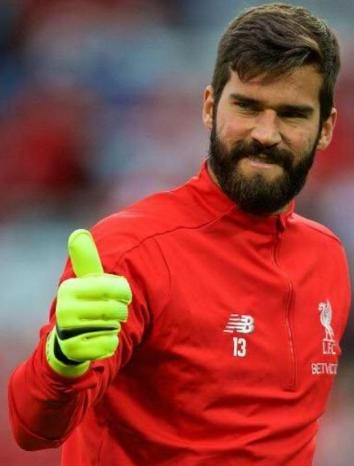 Outra pessoa? Alisson aparece sem barba no Liverpool e diferença chama ...