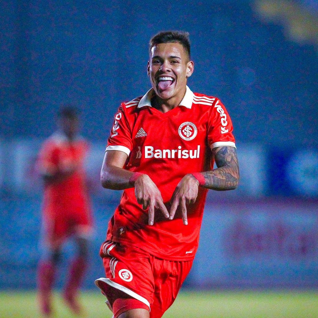 O lateral que o Inter planeja dar oportunidades na temporada