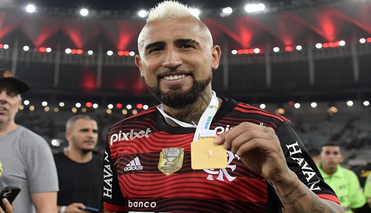 Site chileno compara ídolo do Inter com Vidal: "Qual é o melhor?"