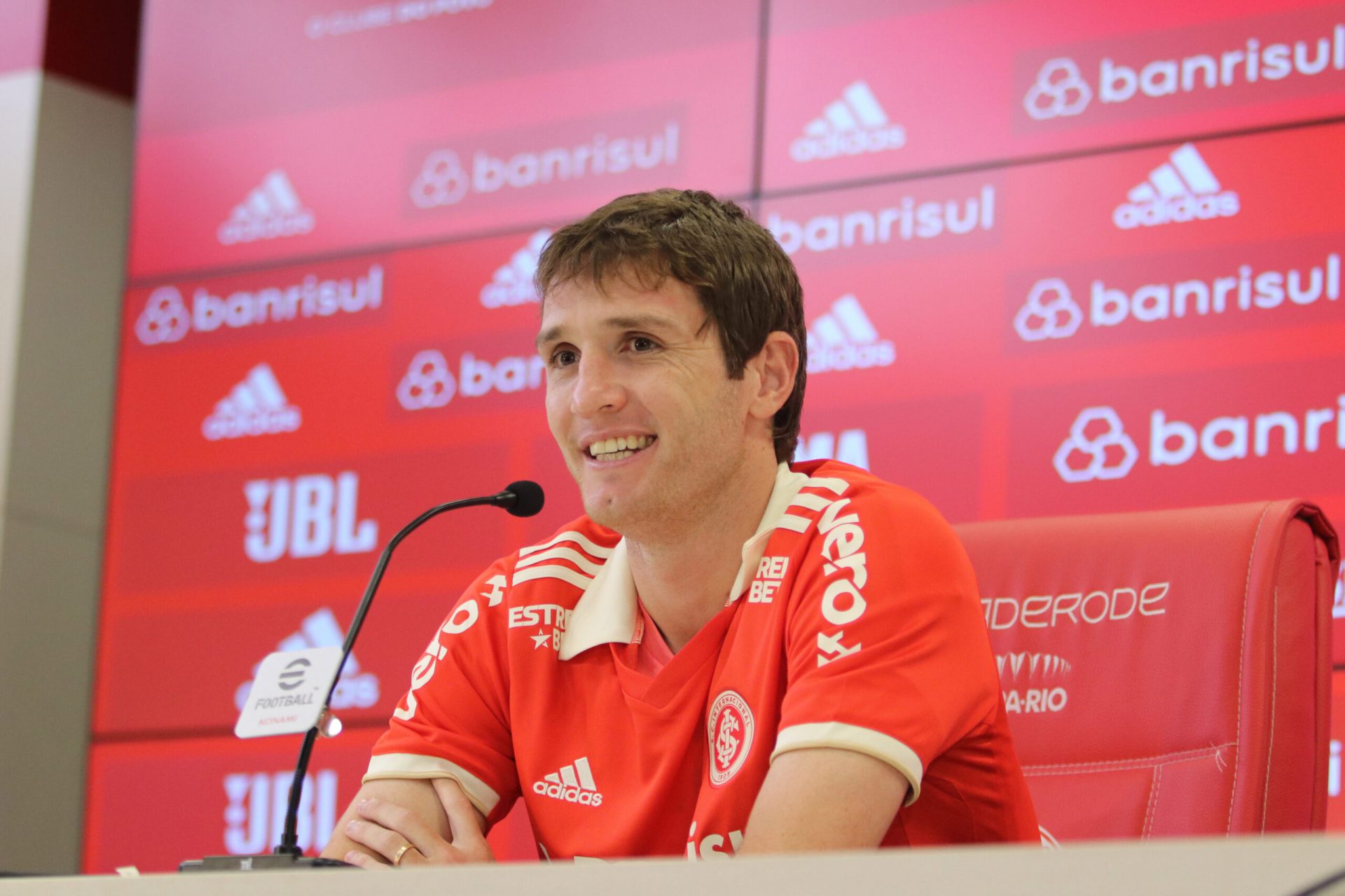 Fim da novela: Mário Fernandes oficializado em novo clube