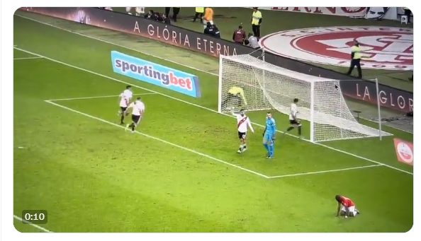 A ação do gandula no segundo gol do Inter que viralizou nas redes sociais