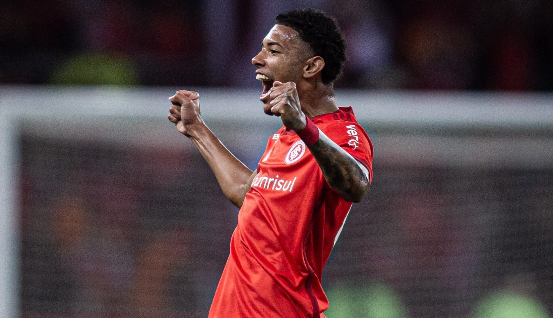 Emprestado pelo Inter, Matheus Dias muda de posição e se destaca na Europa